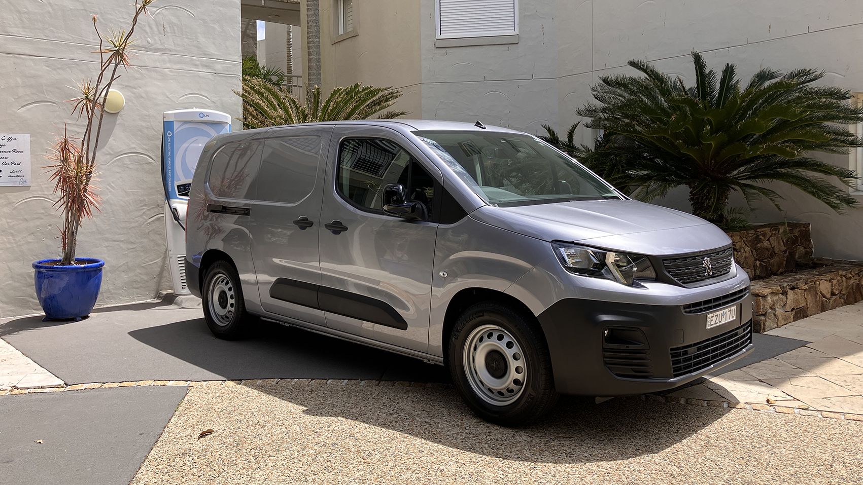 Peugeot e-Partner electric van loaded vs empty: Range test - EV Central