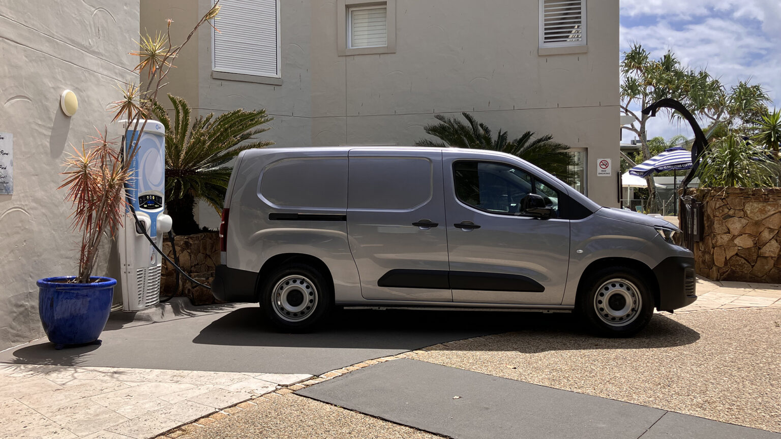 Peugeot e-Partner electric van loaded vs empty: Range test - EV Central