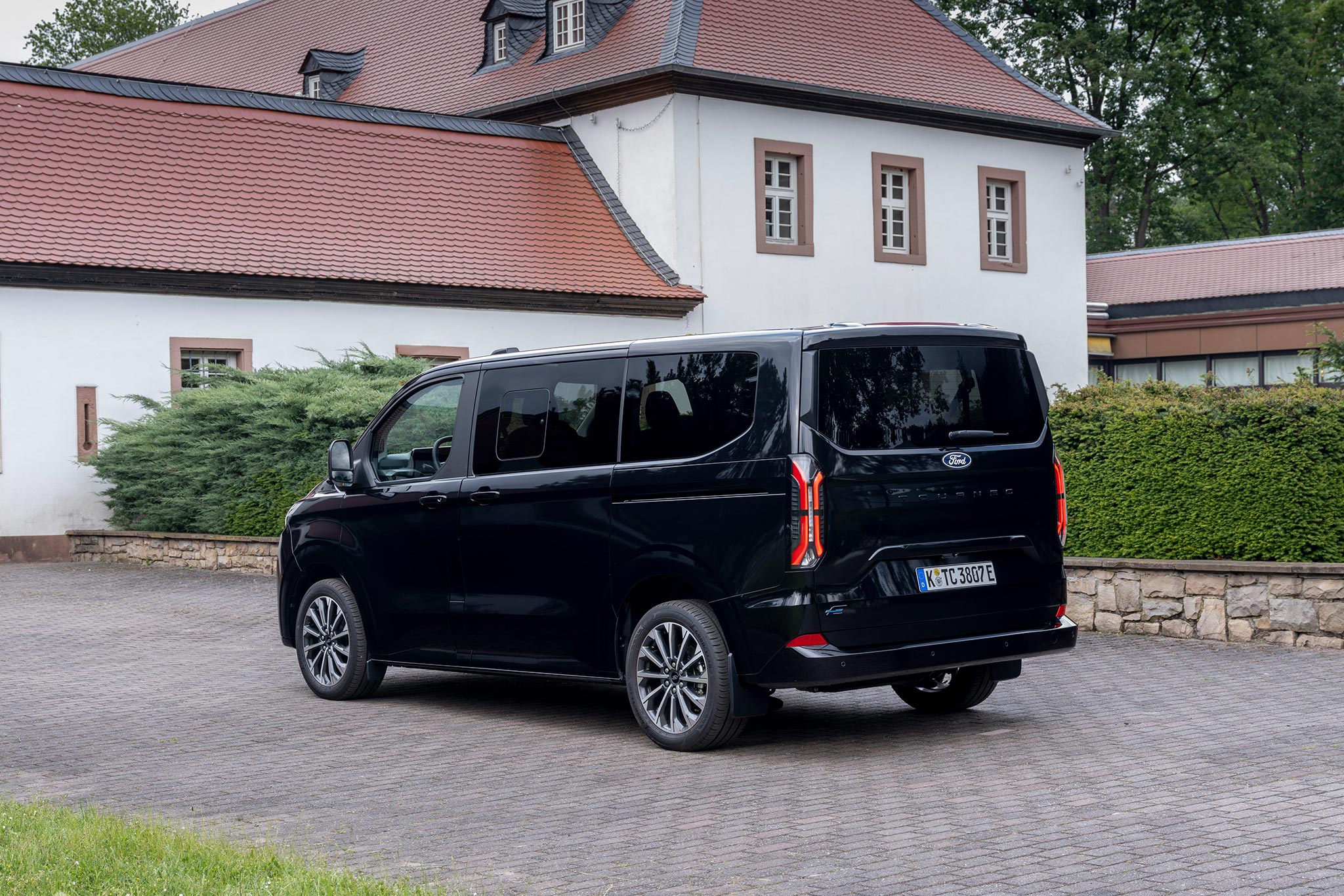2024 Ford E-Tourneo review: Can the all-electric people tempt families ...
