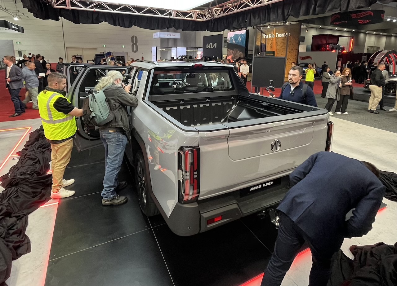 Global debut: Chinese PHEV ute avalanche continues with MG U9 dual cab ...