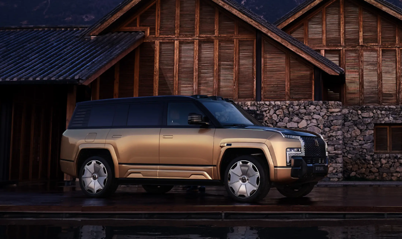 BYD introduces $300K 4x4 flagship! The Yangwang U8L can float, tank ...