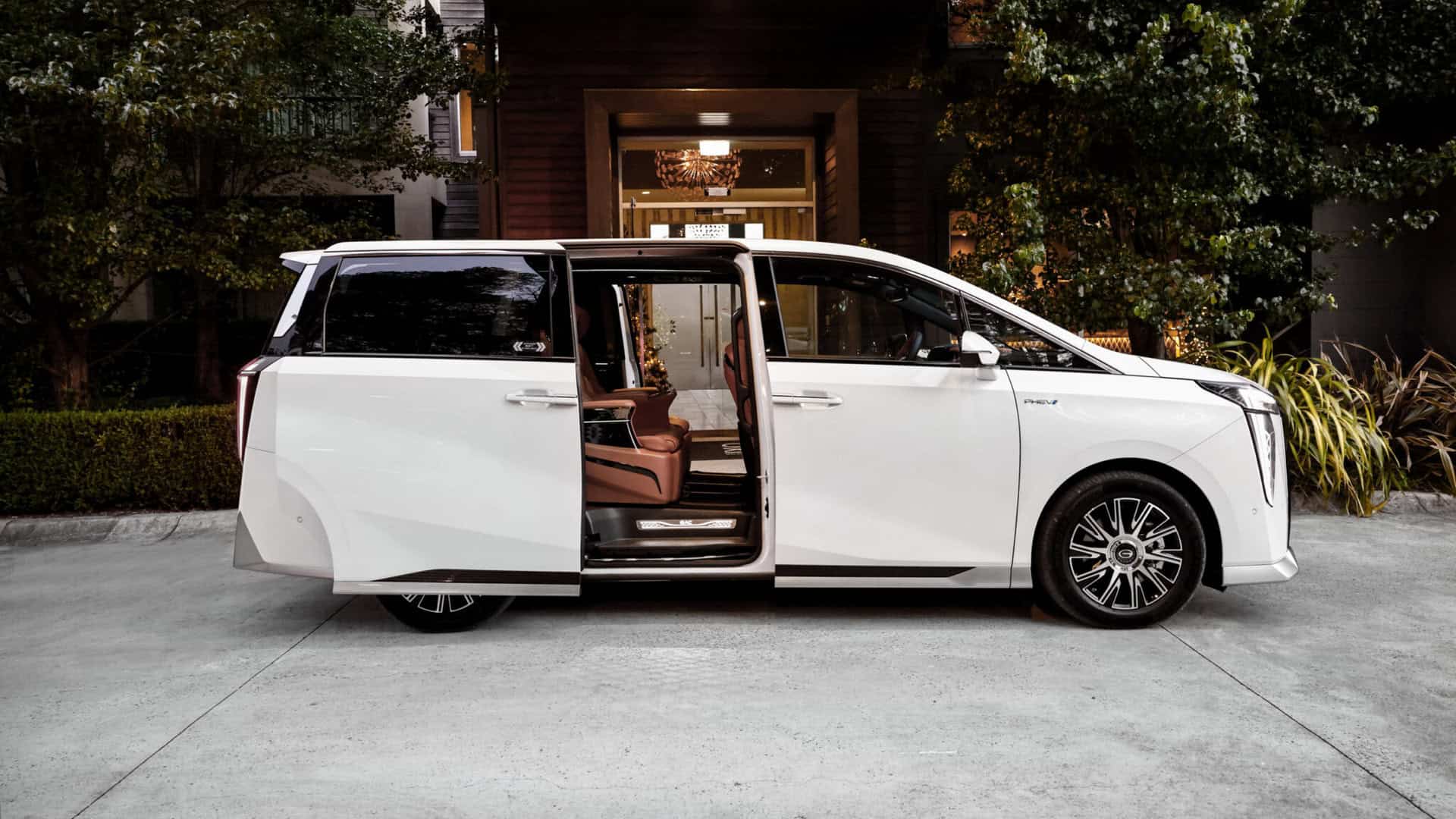 GAC M8 Review: Radical plug-in hybrid people mover brings the wow ...