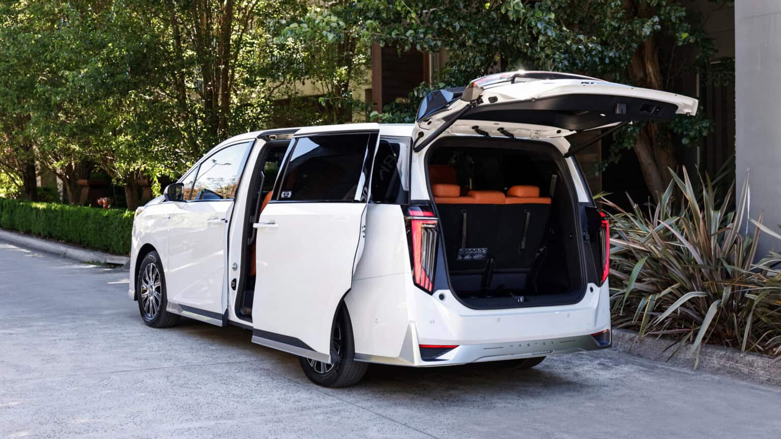 GAC M8 Review: Radical plug-in hybrid people mover brings the wow ...